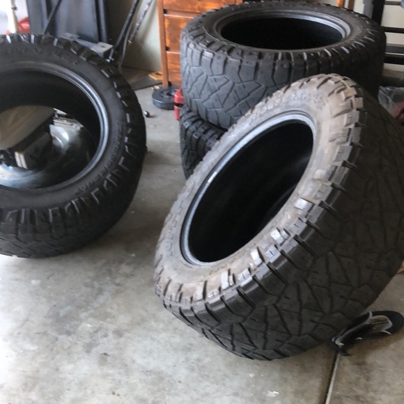 35 12 50 R20 Nitto Ridge Grappler